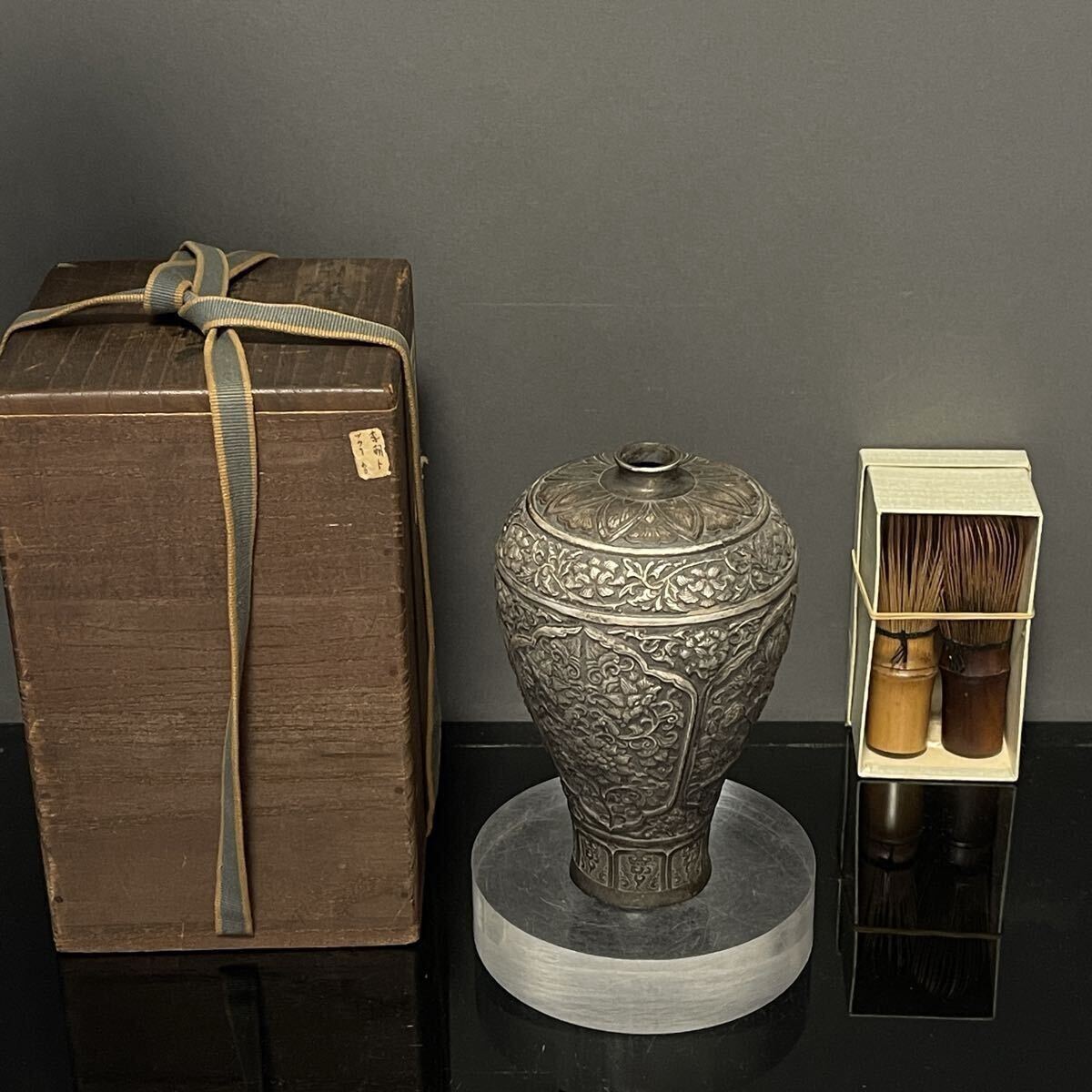 【C242】明時代 白銅 銀仕上 花鳥図 花器 在銘 共箱付 細密細彫 極細工 壷 花生 花入れ 花道具 華道 賞物 置物 時代物 中国古美術 ...