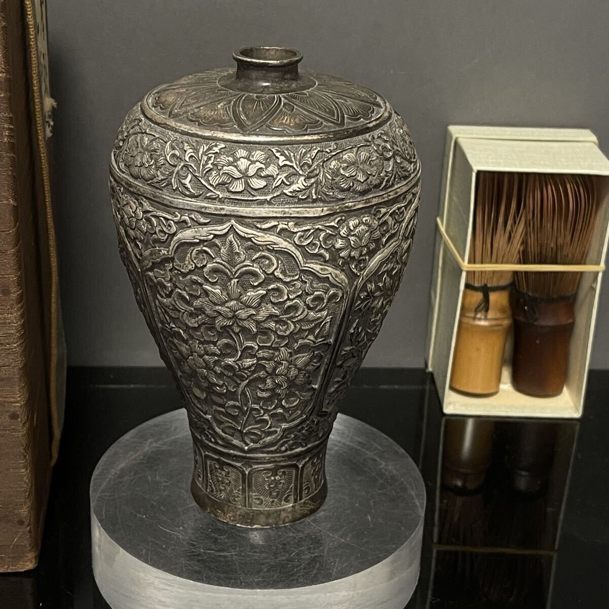 【C242】明時代 白銅 銀仕上 花鳥図 花器 在銘 共箱付 細密細彫 極細工 壷 花生 花入れ 花道具 華道 賞物 置物 時代物 中国古美術 ...